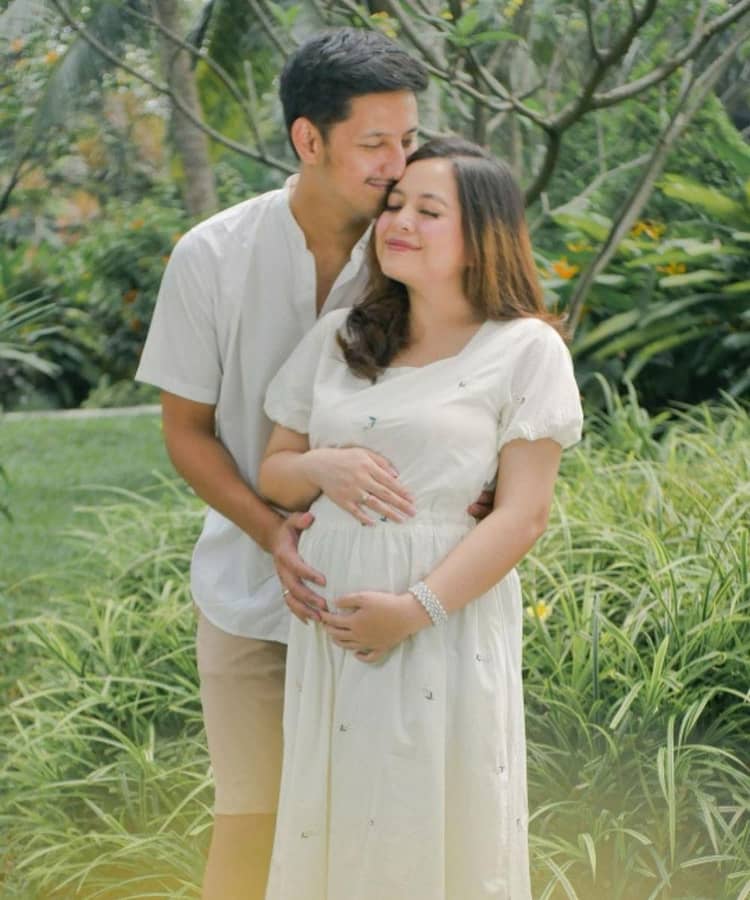 11 Foto Artis Pamer Baby Bump Anak Kedua Bareng Suami, Romantis ...