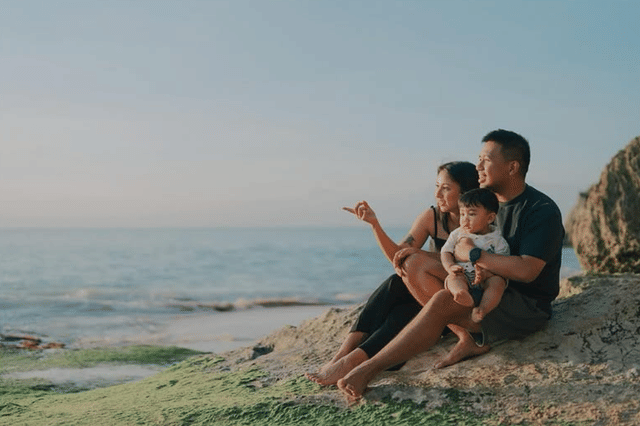 7 Foto Bahagia Elio Anak Joshua Suherman saat Liburan di Bali | Popmama.com