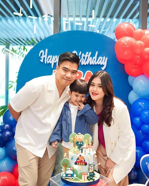 5 Fakta Ruce Nuenda 'Mama Ebra' dan Aryo Disa Putuskan Cerai | Popmama.com