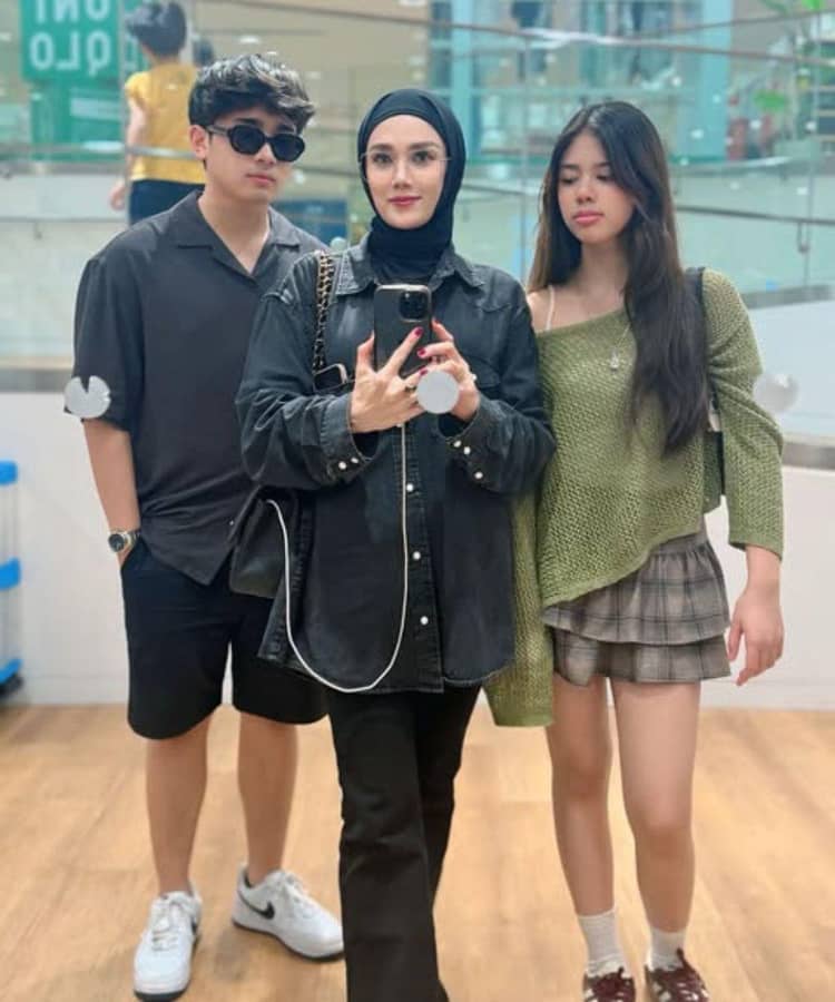 7 Foto Kompak Mulan Jameela dan Shafeea Ahmad, Mirip Pas Muda ...