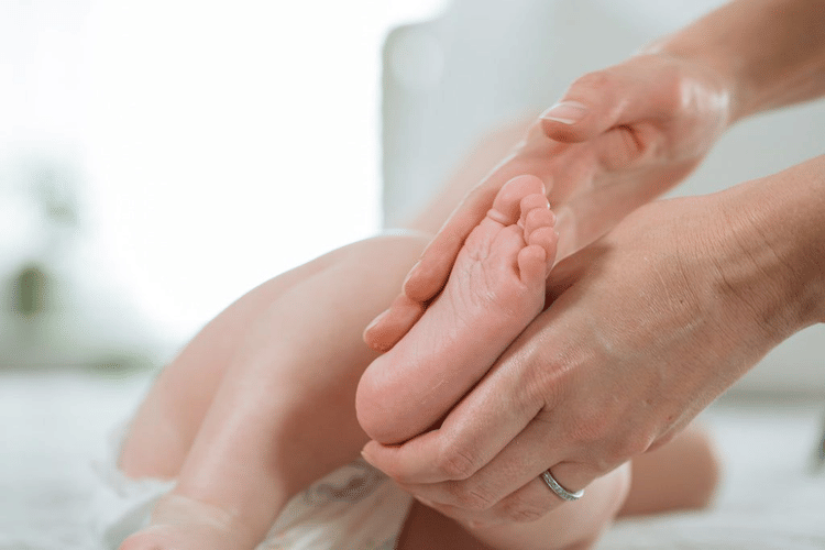 Panduan Memijat Bayi yang Benar dan Manfaatnya untuk si Kecil | Popmama.com