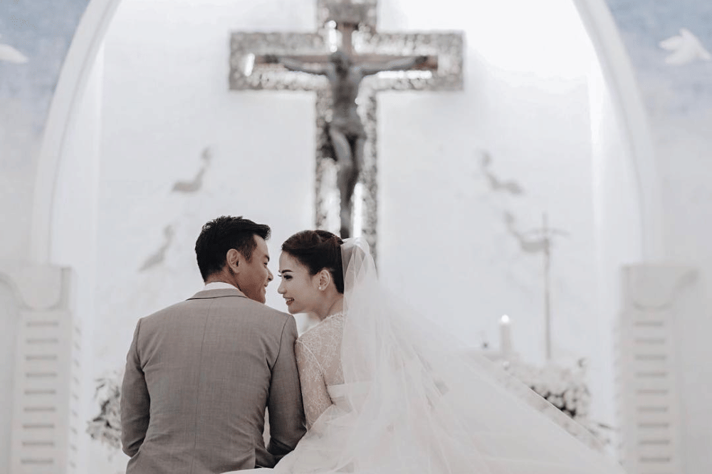 Kisah Cinta Dion Wiyoko dan Fiona Anthony, Awalnya dari DM | Popmama.com