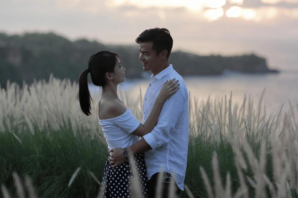 Kisah Cinta Dion Wiyoko dan Fiona Anthony, Awalnya dari DM | Popmama.com