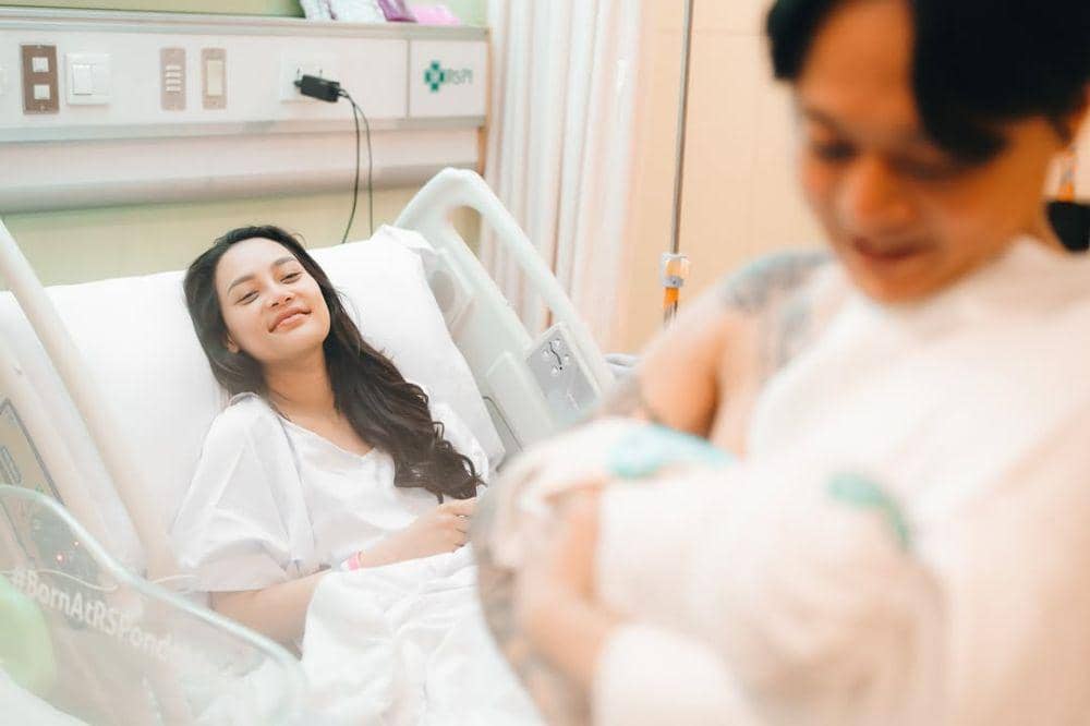 Erika Carlina Melahirkan Bayi Laki-Laki, Ditemani DJ Bravy dan Keluarga | Popmama.com