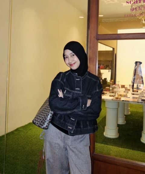 Inspirasi Outfit Kasual Hijab ala Adiba Khanza | Popmama.com