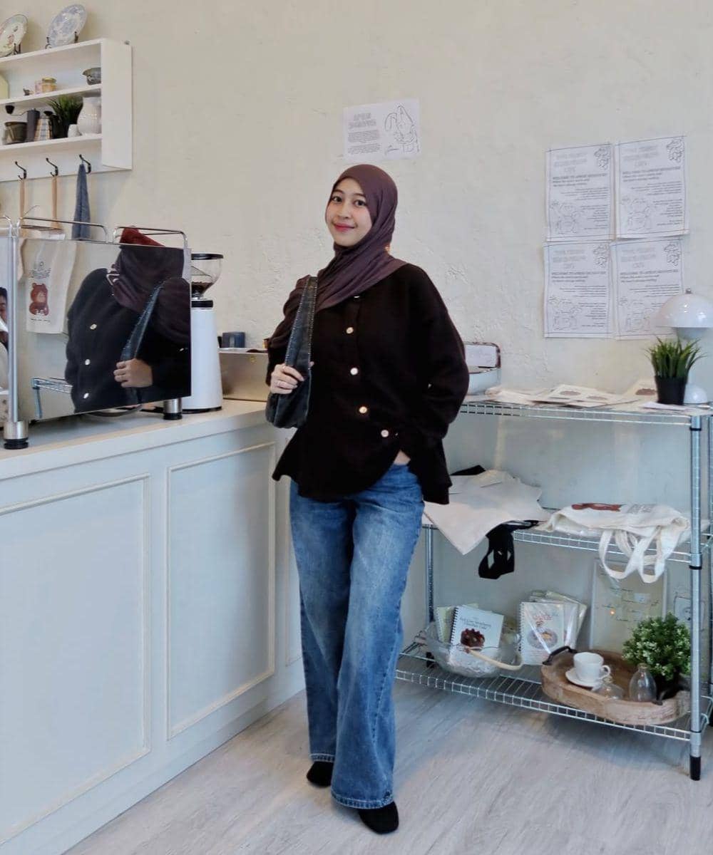 Inspirasi Outfit Kasual Hijab ala Adiba Khanza | Popmama.com