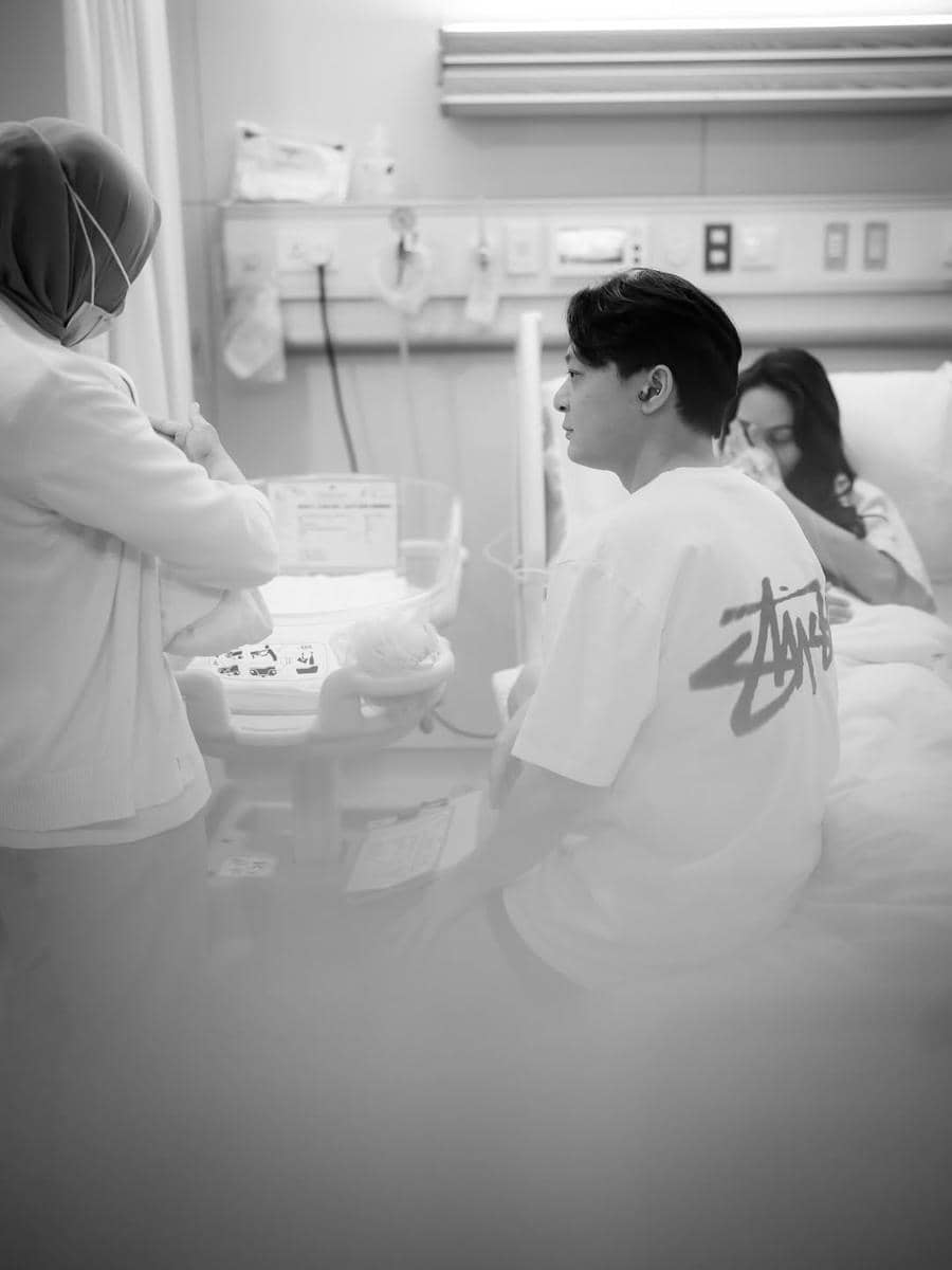 Dikaruniai Bayi Laki-Laki, Ini Arti Nama Anak Erika Carlina | Popmama.com