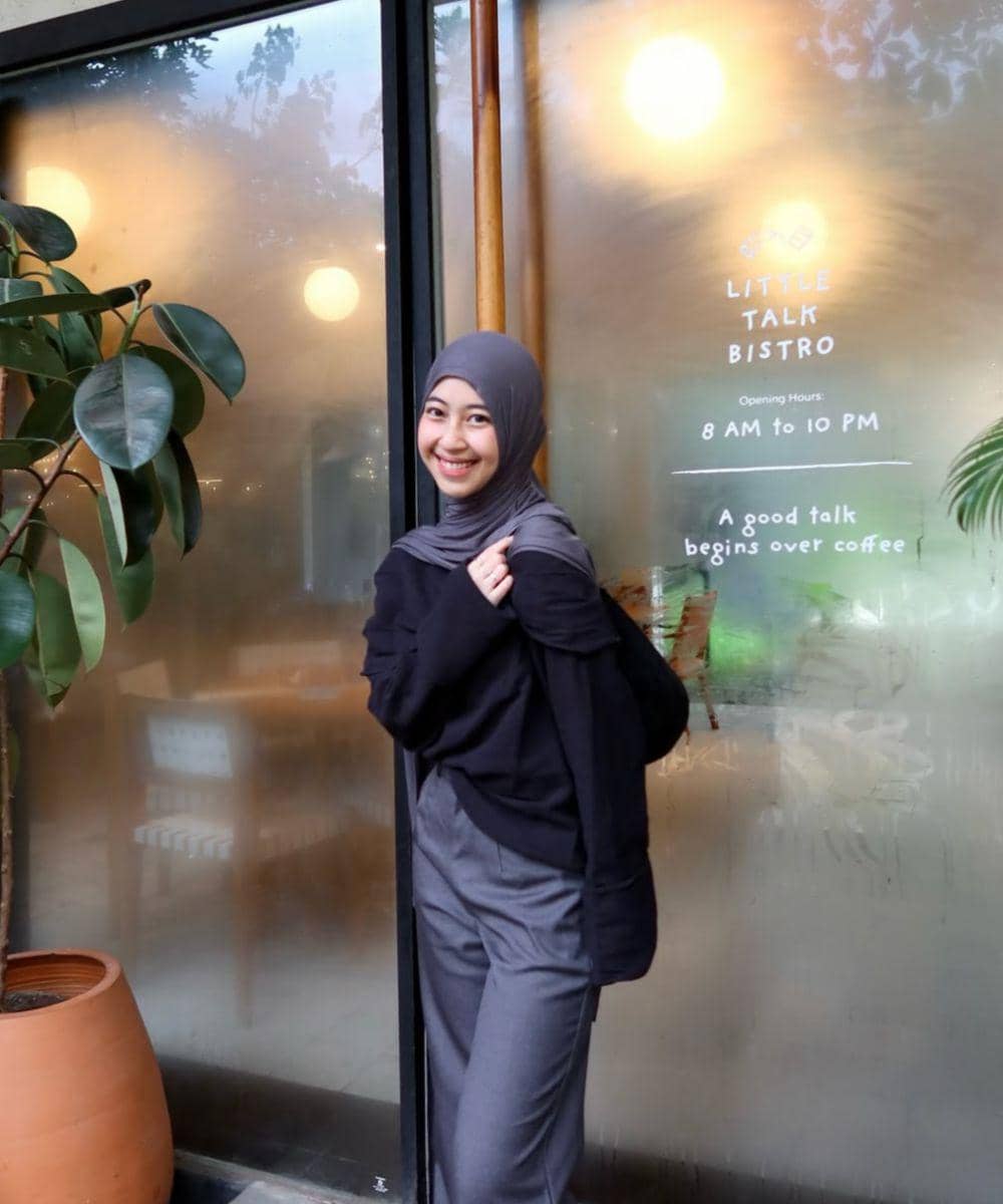Inspirasi Outfit Kasual Hijab ala Adiba Khanza | Popmama.com