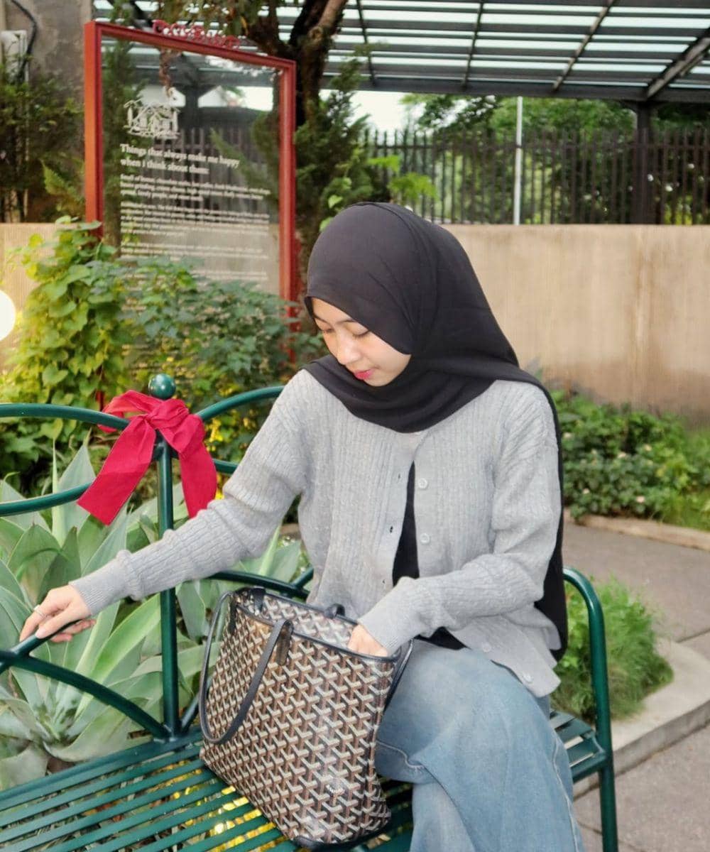 Inspirasi Outfit Kasual Hijab ala Adiba Khanza | Popmama.com