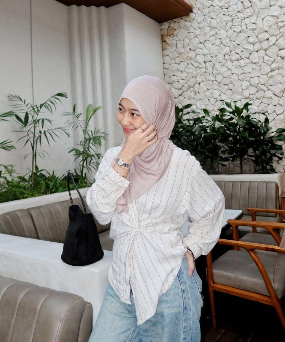Inspirasi Outfit Kasual Hijab ala Adiba Khanza | Popmama.com