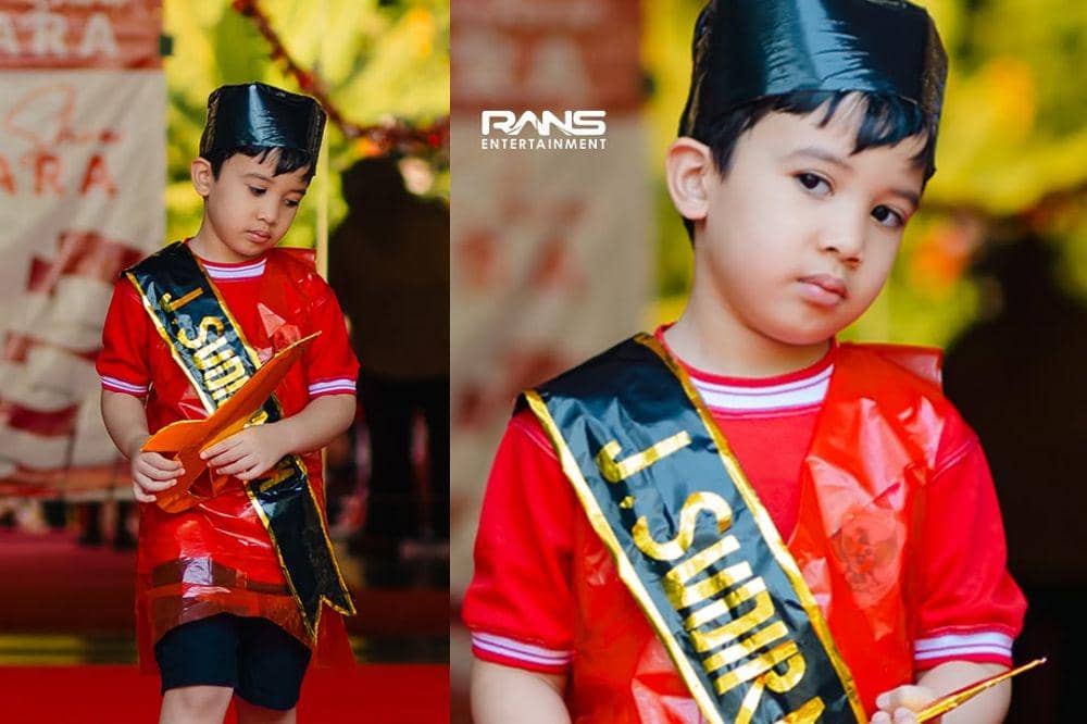 Sus Rini Sulap Plastik Jadi Kostum Adat di Fashion Show Keluarga Rans | Popmama.com