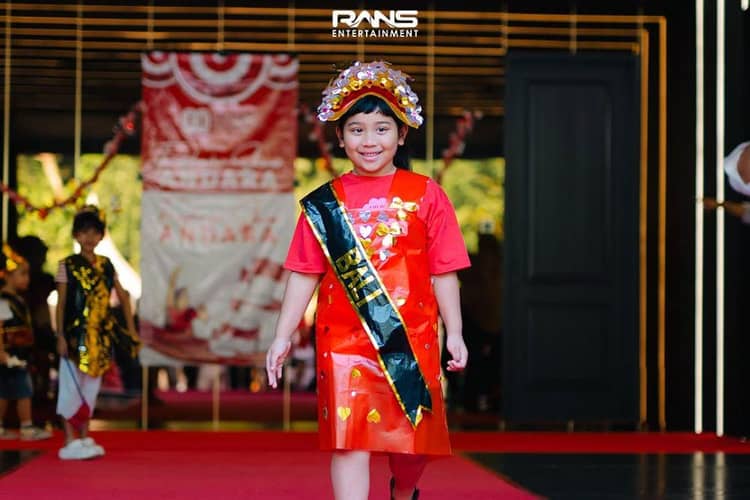 Sus Rini Sulap Plastik Jadi Kostum Adat di Fashion Show Keluarga Rans | Popmama.com