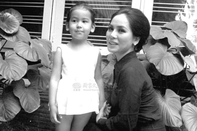 6 Fakta Keluarga Kartika Sari Dewi Soekarno, Anaknya Presiden Soekarno | Popmama.com