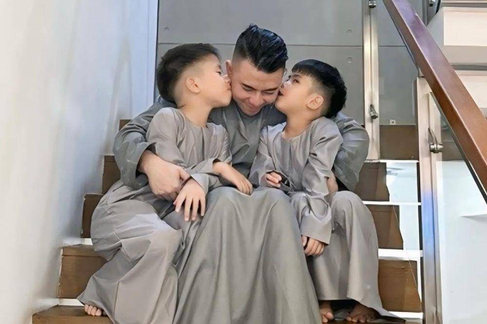 Kini Hanya Bertiga, Potret Haru Jojo & Jeje Anak Stevie Agnecya Bersama Papanya | Popmama.com