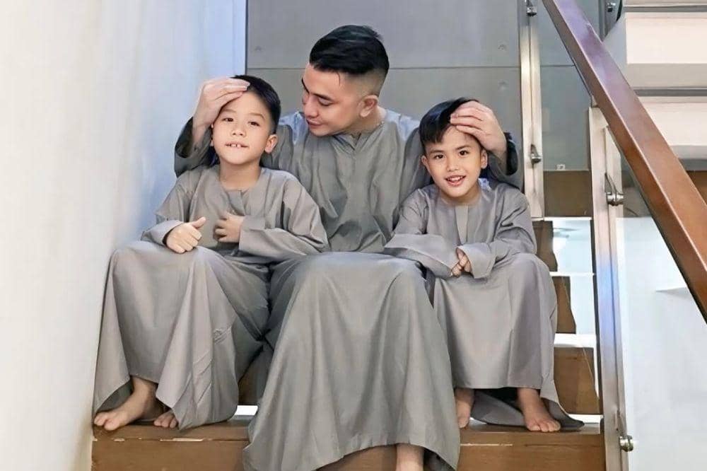 Kini Hanya Bertiga, Potret Haru Jojo & Jeje Anak Stevie Agnecya Bersama Papanya | Popmama.com