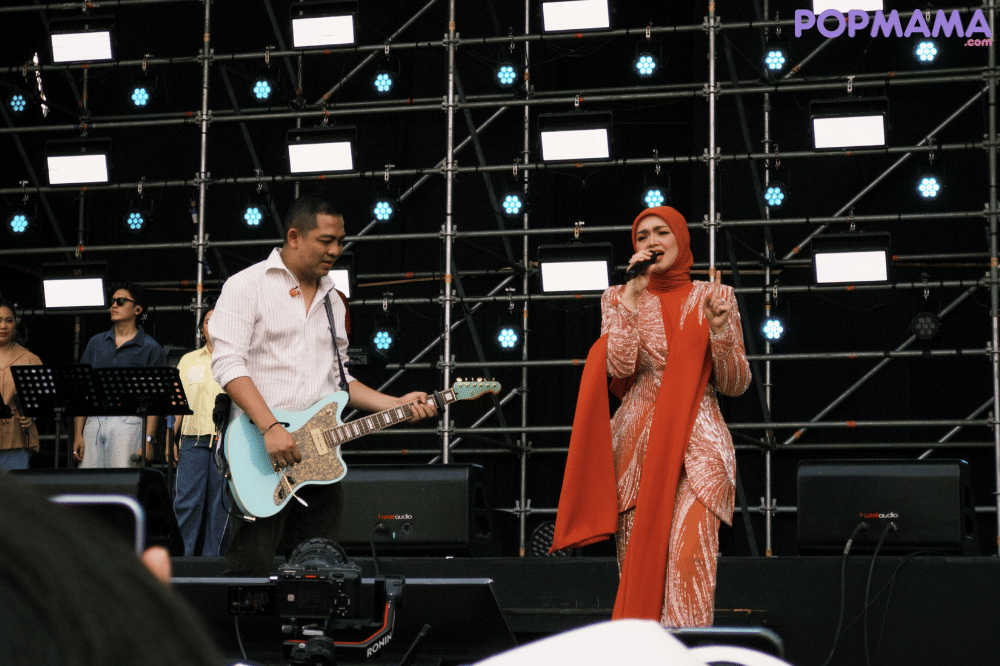 Siti Nurhaliza Ajak Afgan Nyanyi 'Bukan Cinta Biasa' di Pestapora 2025 | Popmama.com