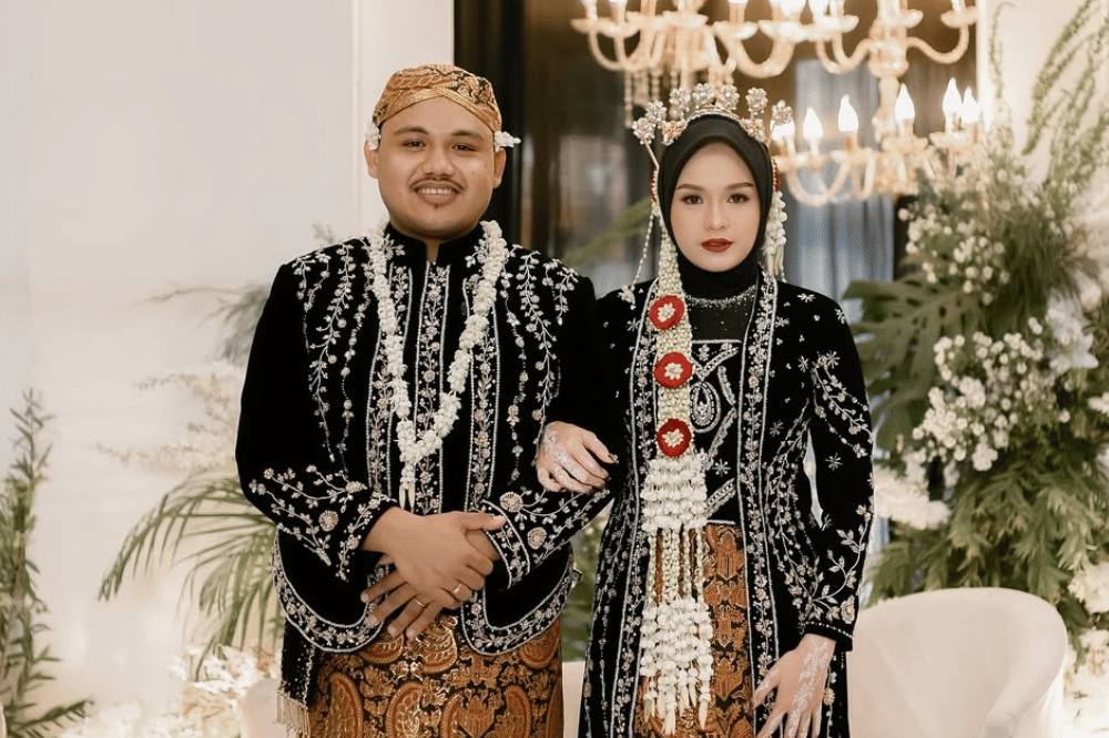 Berapa Perbedaan Usia Salma Salsabil dan Dimansyah Laitupa? | Popmama.com