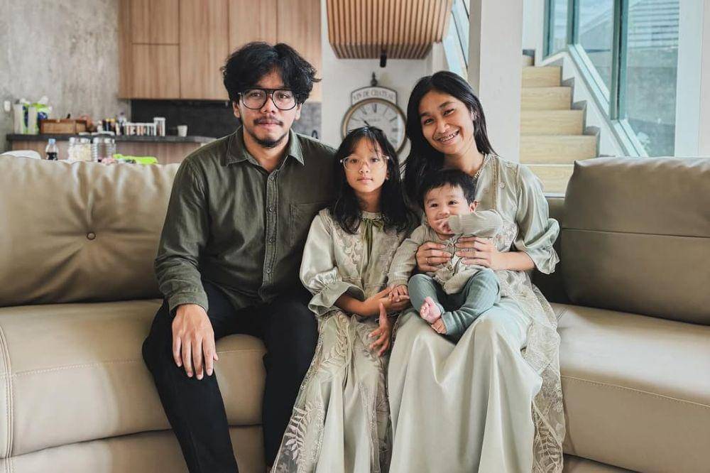 5 Fakta Keluarga Ferry Irwandi, Mendukung Istri Menjadi Penyanyi | Popmama.com