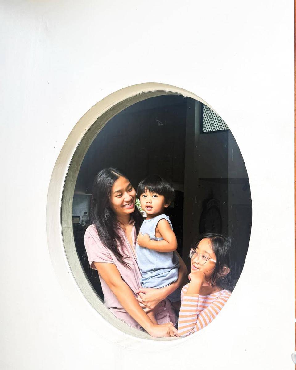 5 Fakta Keluarga Ferry Irwandi, Mendukung Istri Menjadi Penyanyi | Popmama.com