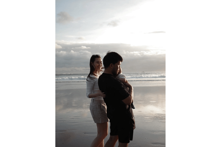 7 Foto Baby Arash Anak Aaliyah Massaid Liburan di Pantai | Popmama.com