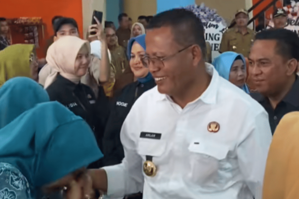 6 Fakta Keluarga H Arlan Wali Kota Prabumulih, Punya 4 Istri | Popmama.com