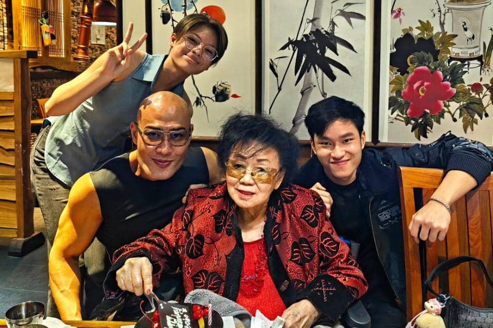 8 Fakta Keluarga Deddy Corbuzier, Papanya Dulu Sopir Mikrolet | Popmama.com