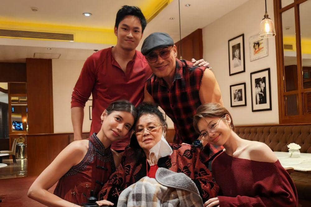 8 Fakta Keluarga Deddy Corbuzier, Papanya Dulu Sopir Mikrolet | Popmama.com