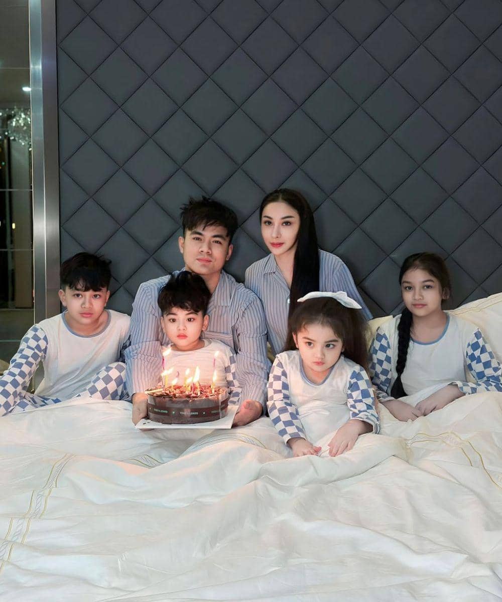 11 Potret 4 Anak Apris Devita dan Guntur Triyoga, Kompak dan Stylish ...