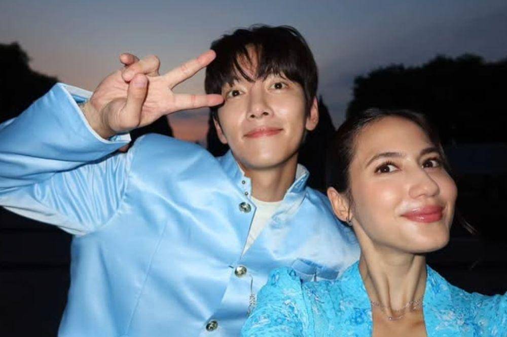 5 Foto Ji Chang Wook Pakai Beskap Biru Muda, Melokal di Prambanan! | Popmama.com