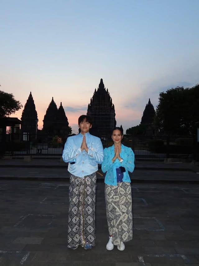 5 Foto Ji Chang Wook Pakai Beskap Biru Muda, Melokal di Prambanan! | Popmama.com