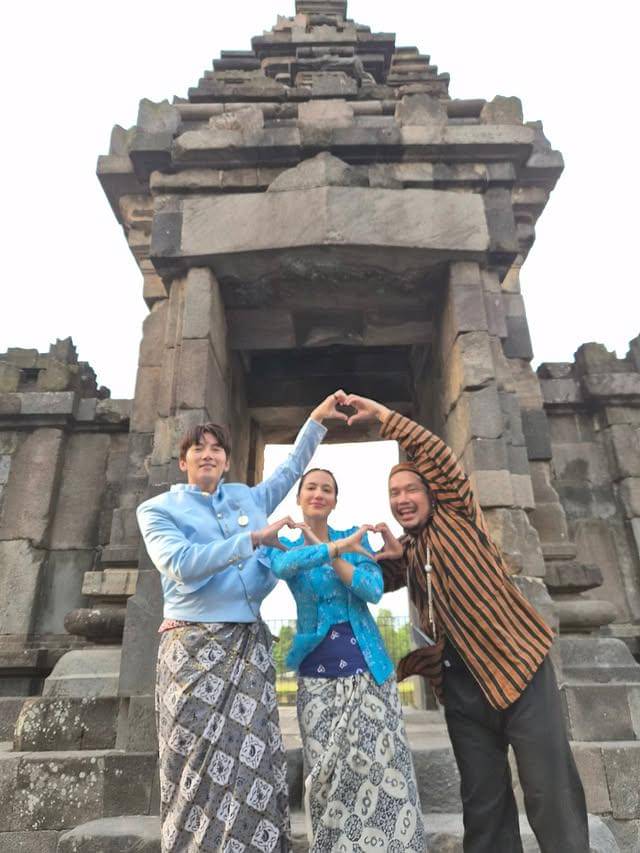 5 Foto Ji Chang Wook Pakai Beskap Biru Muda, Melokal di Prambanan! | Popmama.com