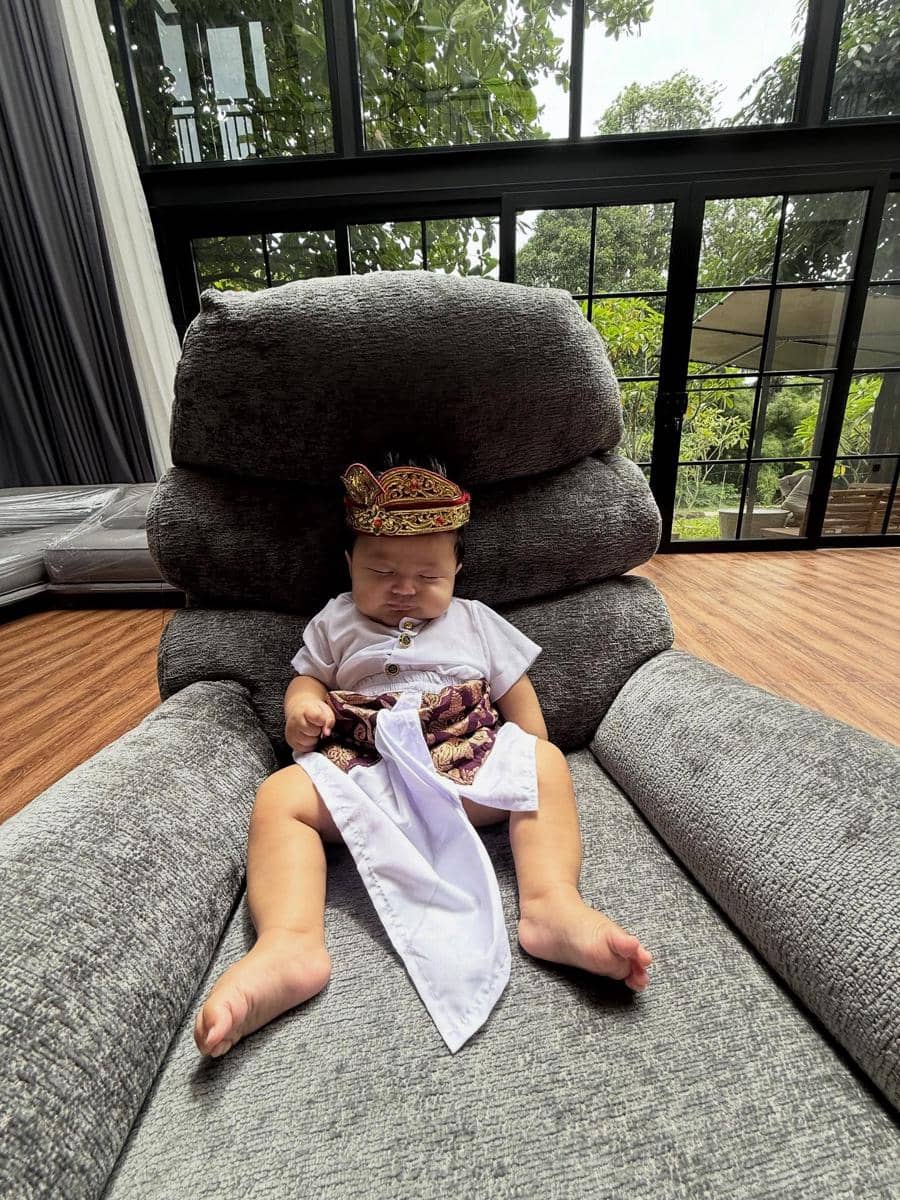 Potret Andrew Anak Erika Carlina Pakai Baju Adat Bali, Bikin Gemas ...
