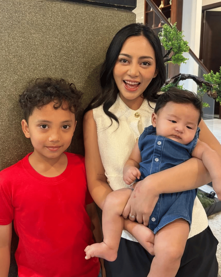 Momen Rachel Vennya Gendong Andrew Anak Erika Carlina, Chava Cemburu ...