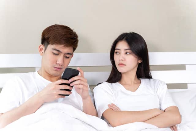 7 Cara Menghilangkan Cemburu Buta, Hindari Overthinking | Popmama.com