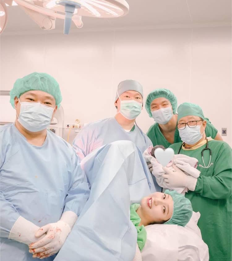 7 Potret Nita Vior Melahirkan Anak Pertama, Penuh Haru! | Popmama.com