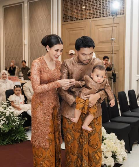 7 Foto Tedak Siten Arash Anak Aaliyah Massaid dan Thariq Halilintar ...
