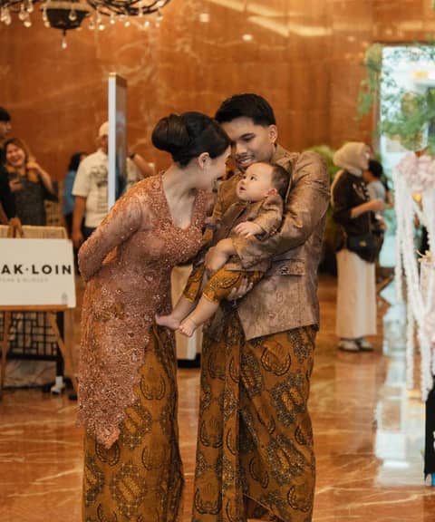 7 Foto Tedak Siten Arash Anak Aaliyah Massaid dan Thariq Halilintar ...