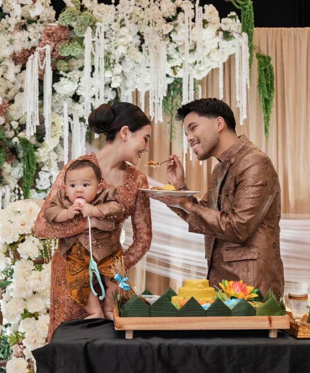 7 Foto Tedak Siten Arash Anak Aaliyah Massaid dan Thariq Halilintar ...