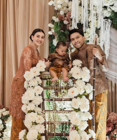 7 Foto Tedak Siten Arash Anak Aaliyah Massaid dan Thariq Halilintar ...